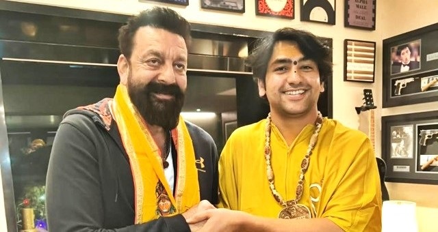 Sanjay Dutt honoured to have Bageshwar baba visit his home - Cinema ...